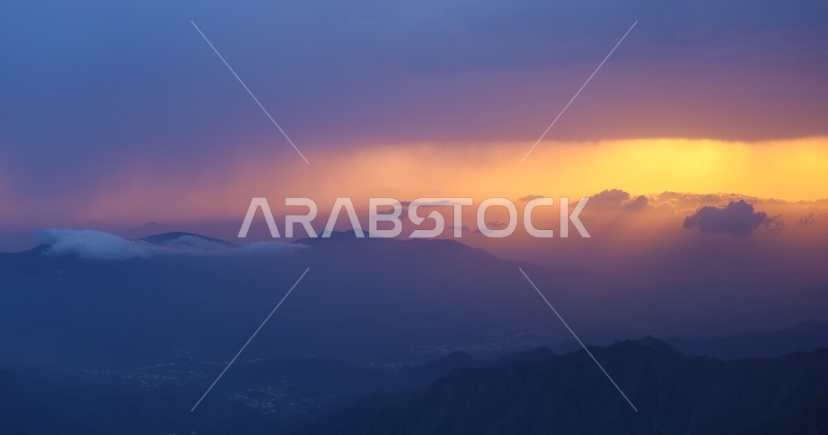 الجبال والمرتفعات وقت غروب الشمس، اجواء ضبابية، مناظر طبيعية خلابة ...