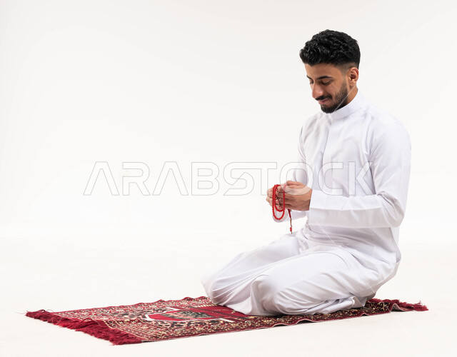 Portrait of a Saudi Arab Gulf man, in his hand the rosary, praise and ...