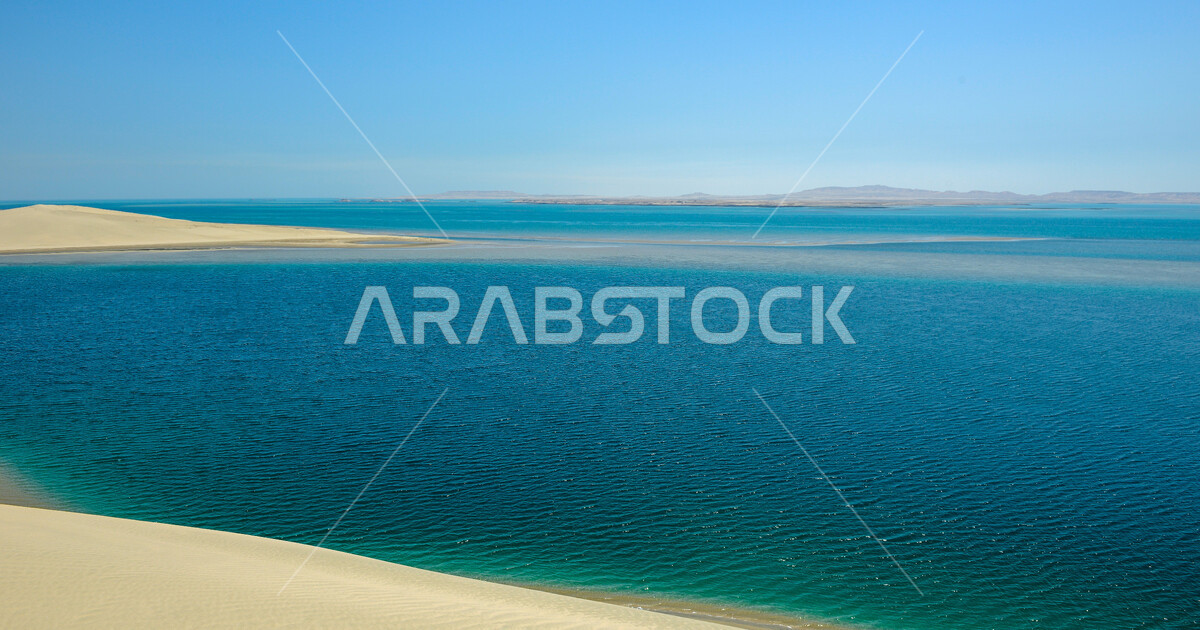 شاطئ البحر في منطقة خور العديد بقطر، مياه البحر الزرقاء، شاطئ البحر ...