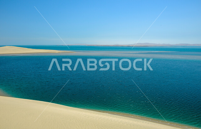 شاطئ البحر في منطقة خور العديد بقطر، مياه البحر الزرقاء، شاطئ البحر ...