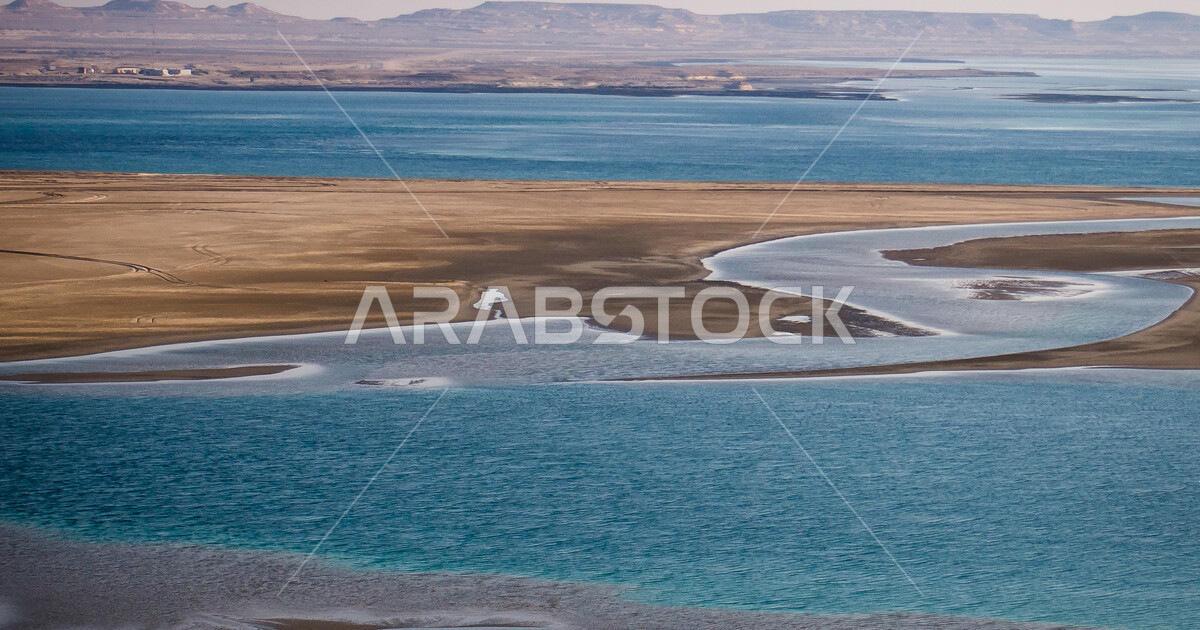 شاطئ البحر في منطقة خور العديد بقطر، مياه البحر الزرقاء، شاطئ البحر ...