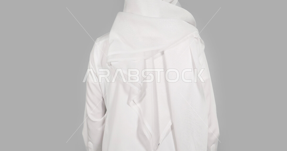 Portrait from the back of a Saudi Arabian Gulf man wearing traditional ...