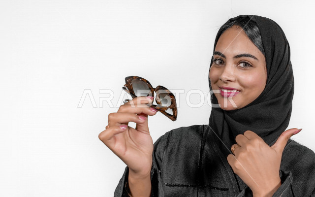 Portrait of a smiling Saudi Arabian Gulf young woman wearing a Saudi ...
