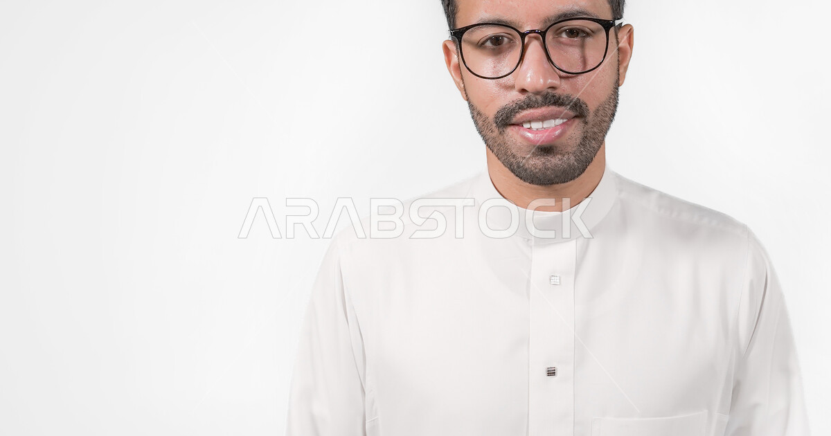 Portrait of a Saudi Arabian Gulf man wearing traditional Saudi dress ...