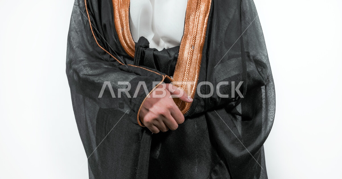 Portrait of a Saudi Arabian Gulf man wearing the official Saudi ...