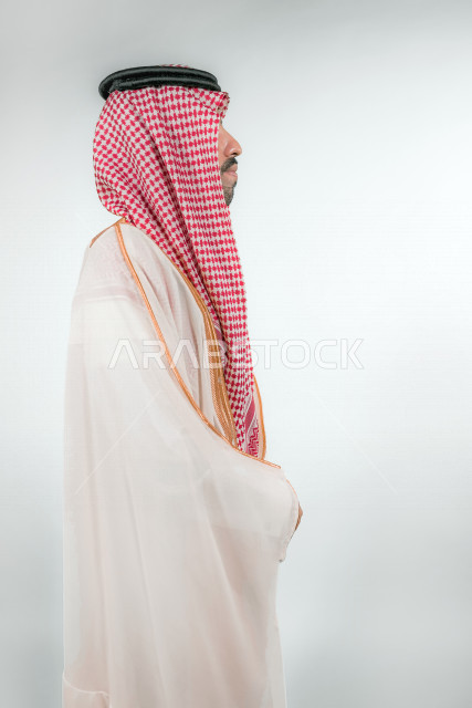 Portrait from the side of a Saudi Arabian Gulf man wearing the official ...