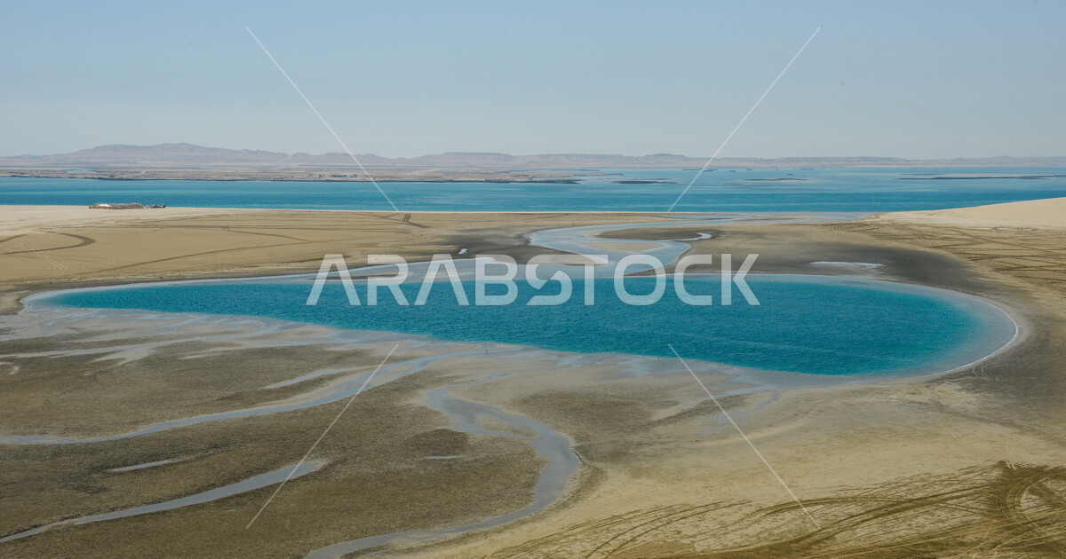 شاطئ بحر منطقة خور العديد في قطر، مياه البحر الزرقاء، رمال البحر ...