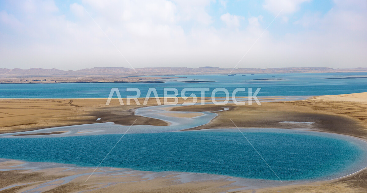 شاطئ البحر في منطقة خور العديد في دولة قطر، مناظر طبيعية، مياه البحر ...