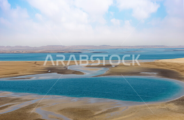 شاطئ البحر في منطقة خور العديد في دولة قطر، مناظر طبيعية، مياه البحر ...