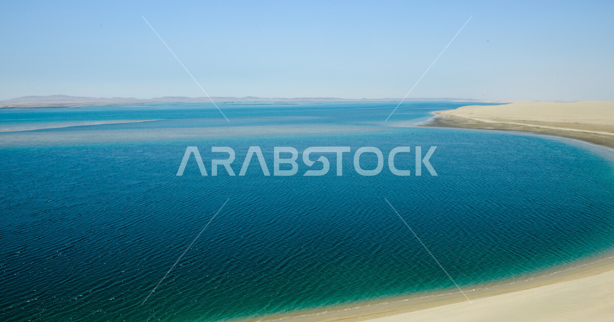 شاطئ البحر في منطقة خور العديد بقطر، مياه البحر الزرقاء، شاطئ البحر ...