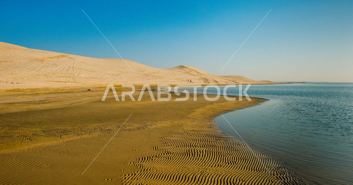 شاطئ البحر في منطقة خور العديد بقطر، مياه البحر الزرقاء، شاطئ البحر ...