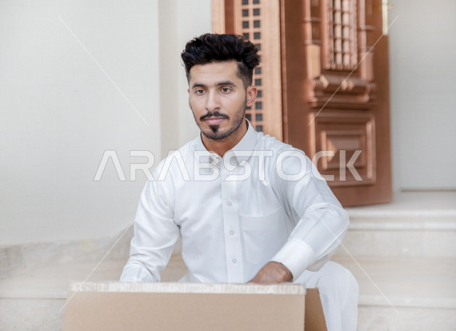 A young Saudi Arab Gulf man who opens the order when it is received ...