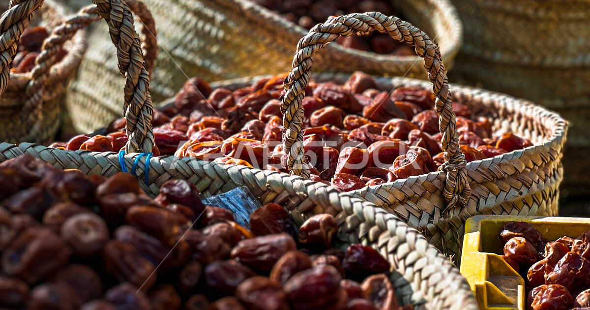 صورة مقربة لسلل ممتلئة بالتمور الصحية اللذيذة ,تمور المملكة العربية ...