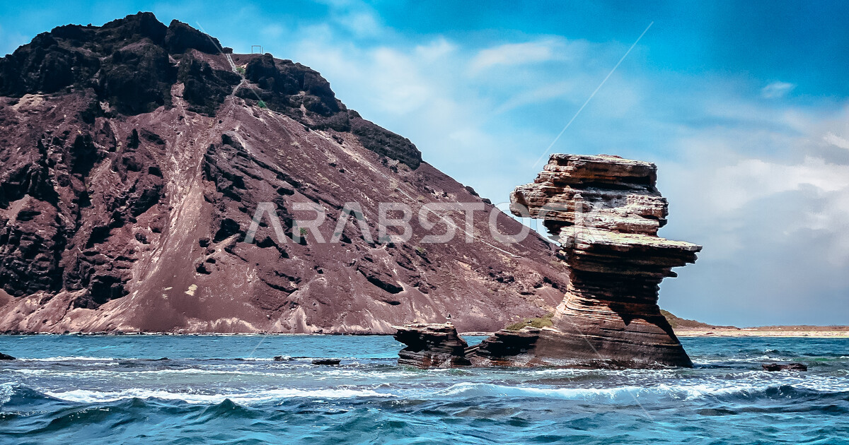 المياه الزرقاء و الجبال الصخرية في جزيرة كدمبل على البحر الأحمر ، وجهة ...