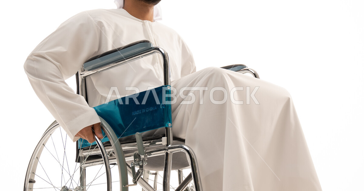 Portrait of an Emirati Gulf man wearing traditional Emirati dress ...
