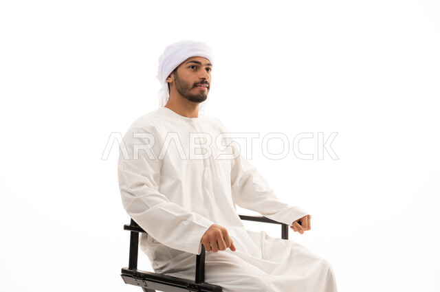بورتريه لرجل عربي إماراتي خليجي يرتدي الزي الإماراتي التقليدي يجلس على ...