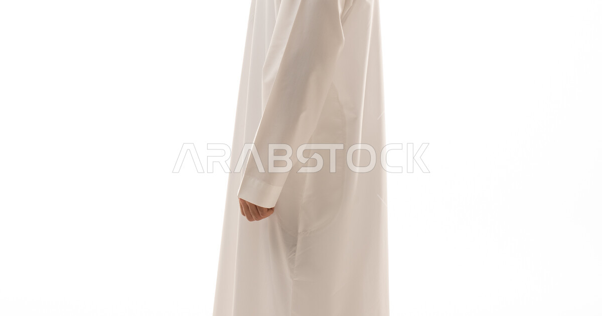Portrait from the side of an Arab Emirati man wearing traditional ...