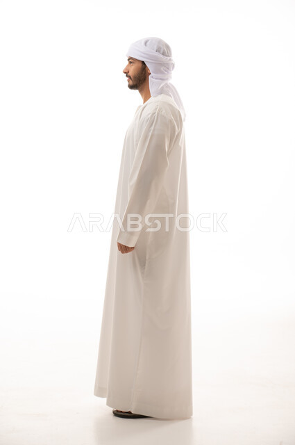 Portrait from the side of an Arab Emirati man wearing traditional ...