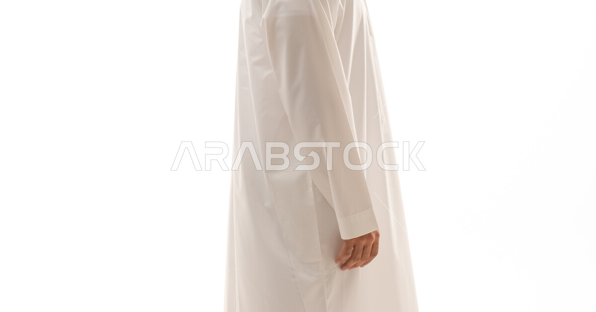 Portrait from the side of an Arab Emirati man wearing traditional ...