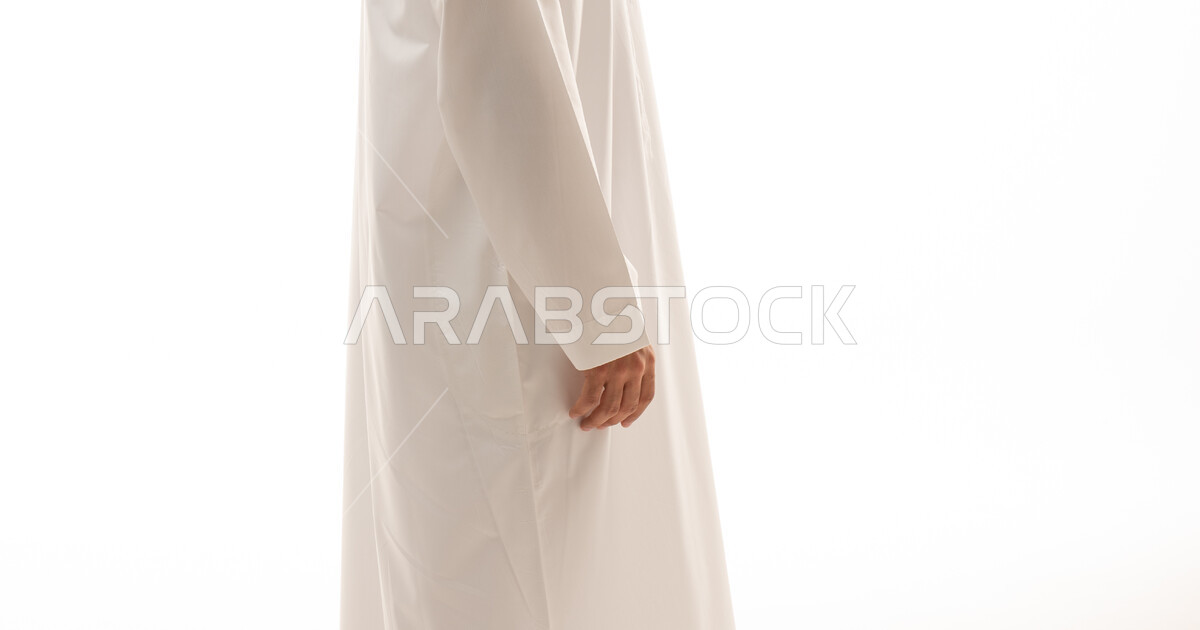 Portrait from the side of an Arab Emirati man wearing traditional ...
