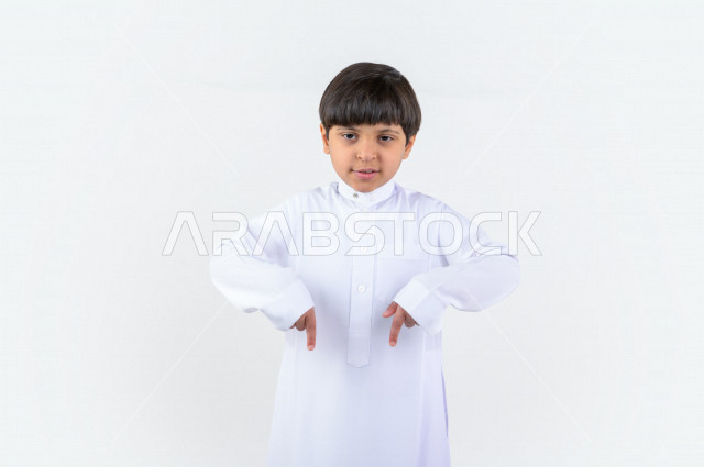 Portrait of a Saudi Arabian Gulf child wearing the Saudi thobe, hand ...