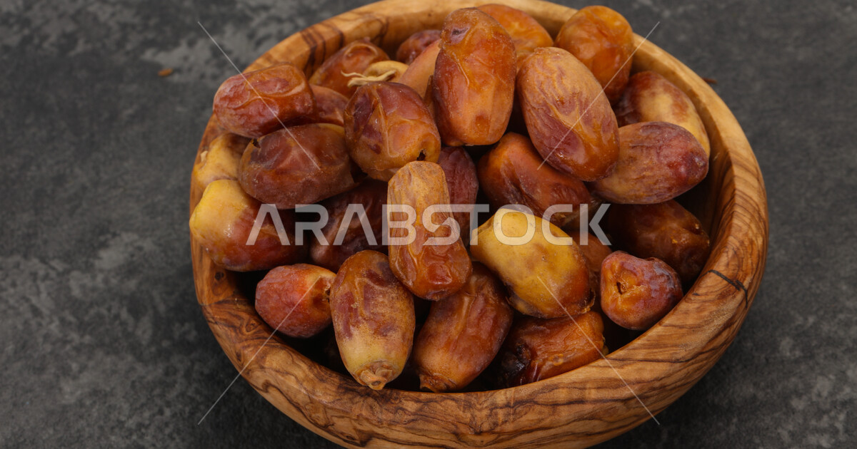 صورة مقربة لسلة ممتلئة بالتمور الصحية ,تمور المملكة العربية السعودية ...