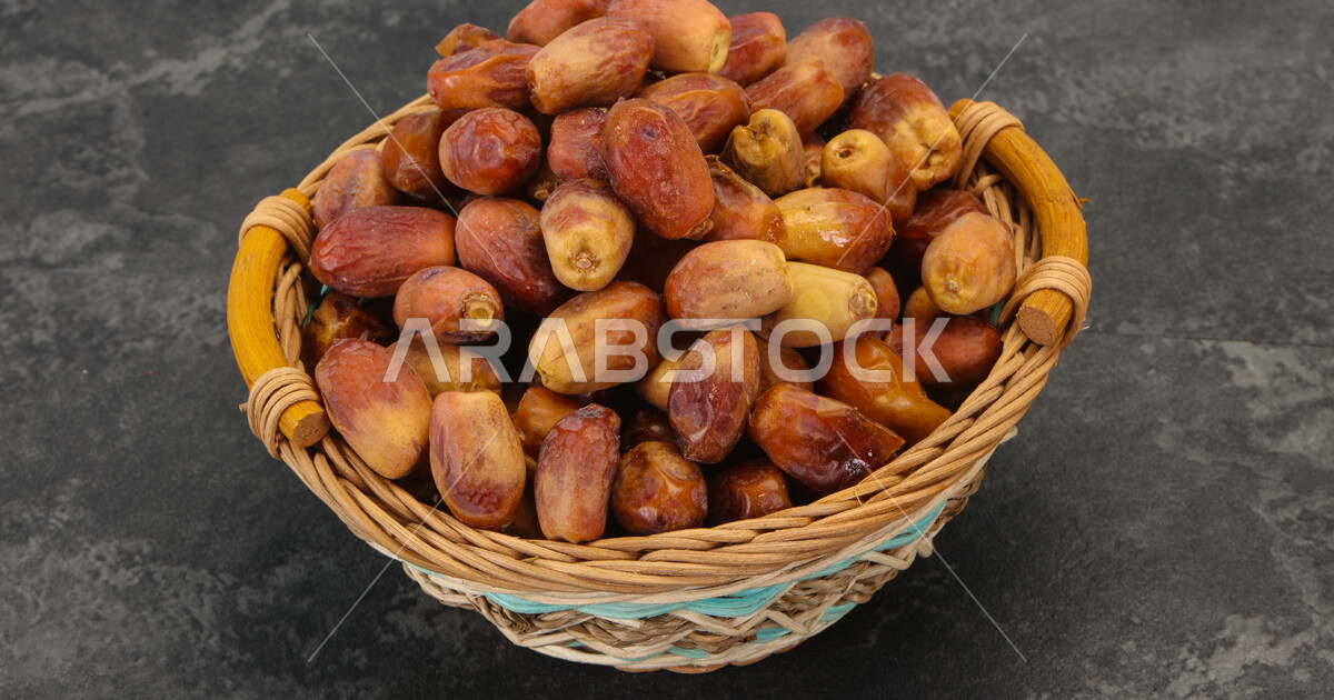 صورة مقربة لوعاء من التمر الصحي ,تمور المملكة العربية السعودية, تمر ...