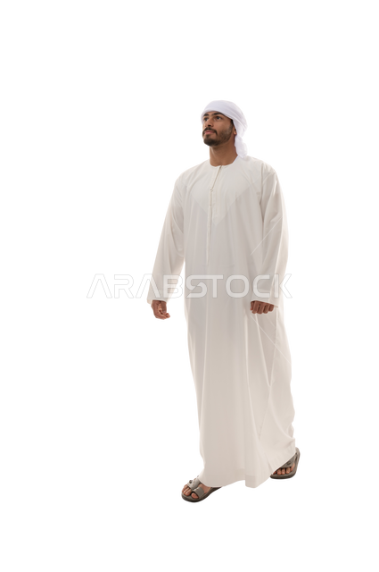 بورتريه لشاب عربي خليجي إماراتي يرتدي الزي الاماراتي التقليدي ينظر الى ...