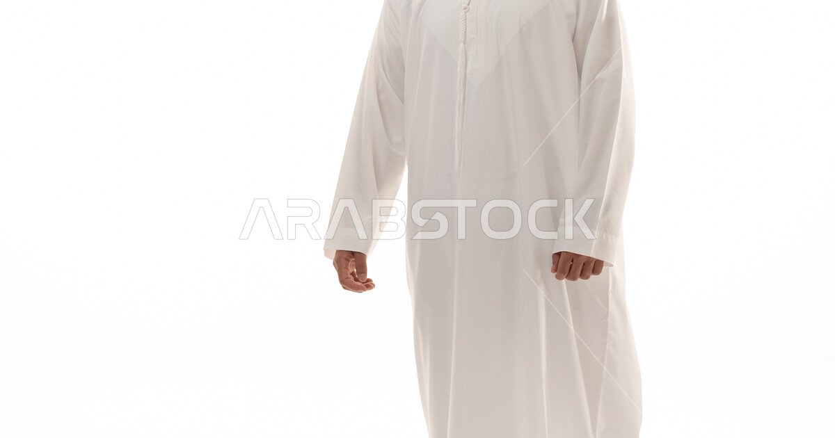 بورتريه لشاب عربي خليجي إماراتي يرتدي الزي الاماراتي التقليدي ينظر الى ...
