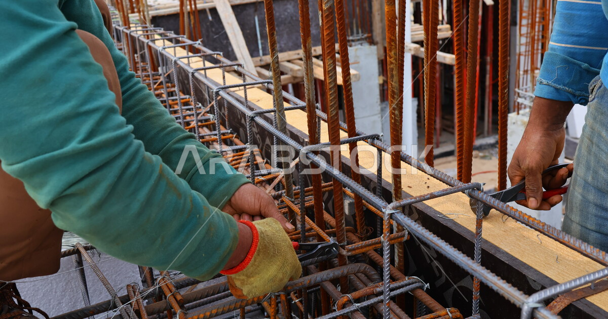 عمال البناء يقومو باعمال بناء الاسقف، معدات وادوات البناء، اعمال البناء ...