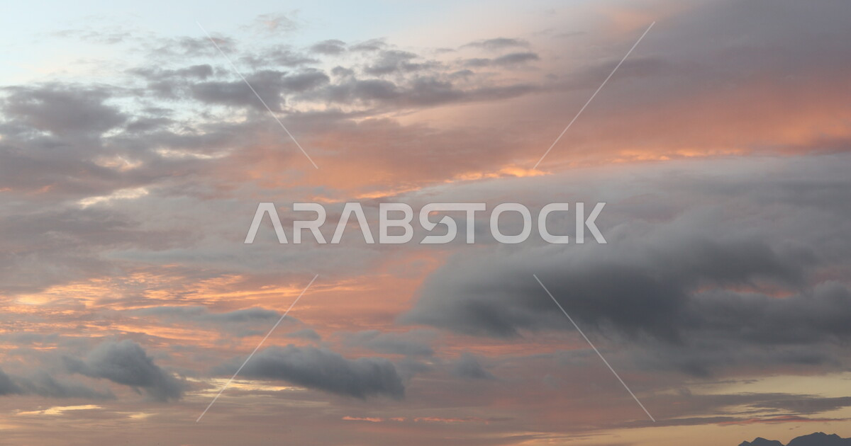 منظر غروب الشمس في السماء , ظهور الشفق الاحمر وقت الغروب , تجمع السحاب ...