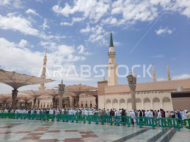 The Noble Prophet’s Mosque in Medina, Saudi Arabia, Islamic holy places ...