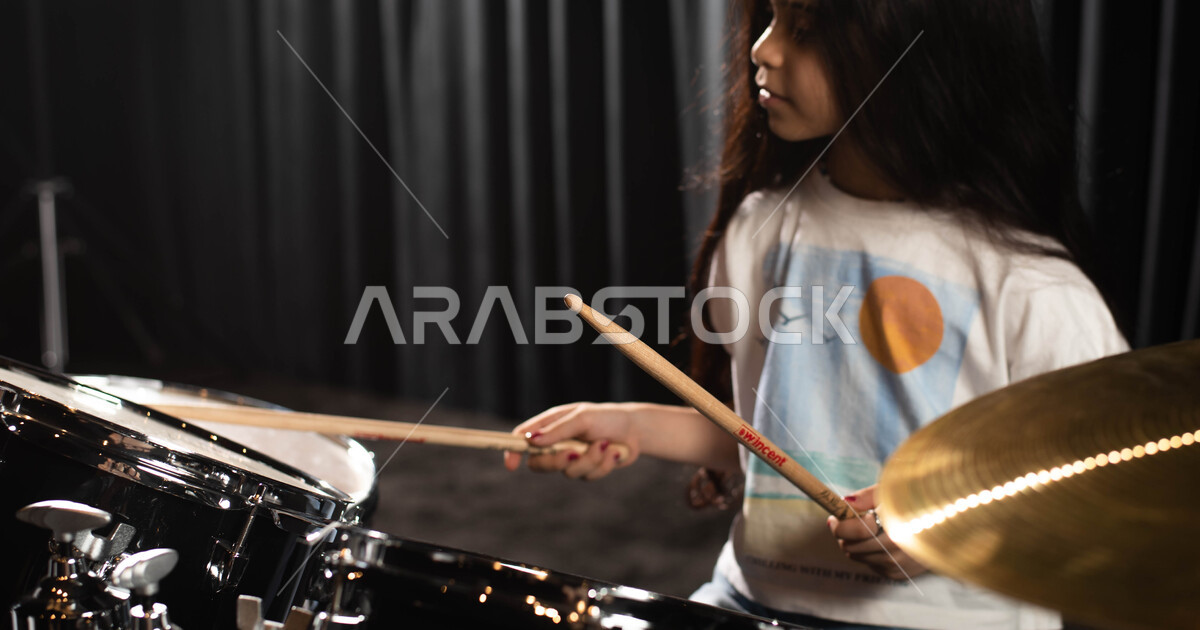 بنت فنانة عربية سعودية خليجية تقوم بقرع الطبول، تقديم البرامج والفنون الموسيقية والفن المسرحي ...