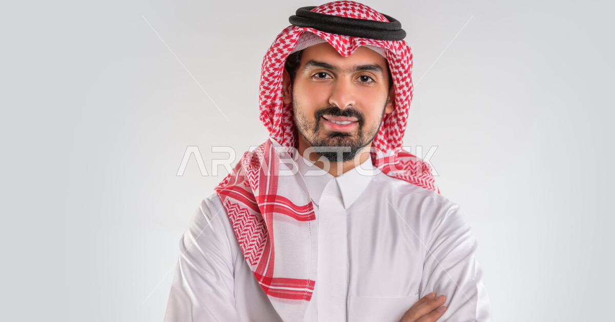 Portrait of a Saudi Arabian Gulf man in traditional Saudi dress ...
