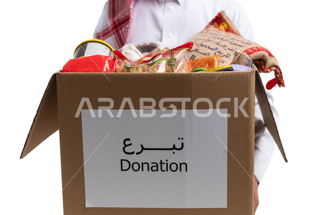 Portrait close to a Saudi Arabian Gulf man carrying a food box ...