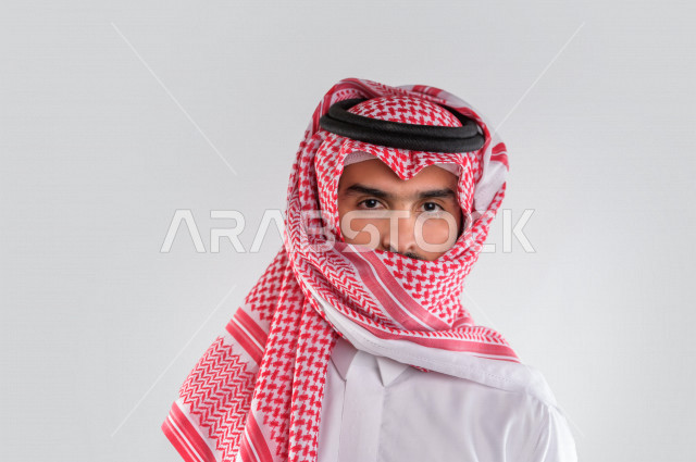Portrait of a Saudi Arabian Gulf man in traditional Saudi dress ...