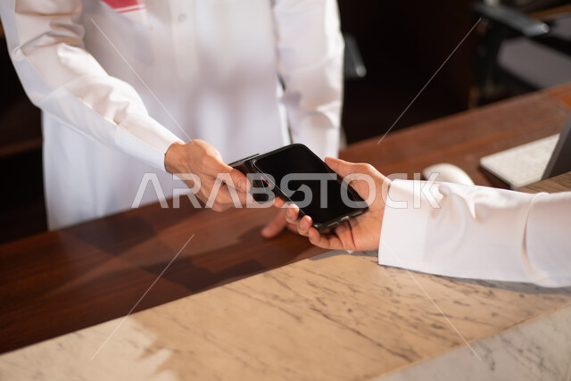 Customer service, inquiries and inquiries, two Saudi Arab Gulf men ...