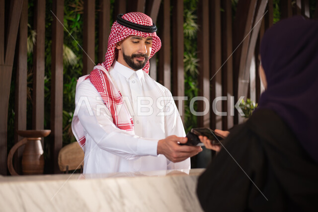 Customer service, inquiries and inquiries, a young Saudi Arabian Gulf ...