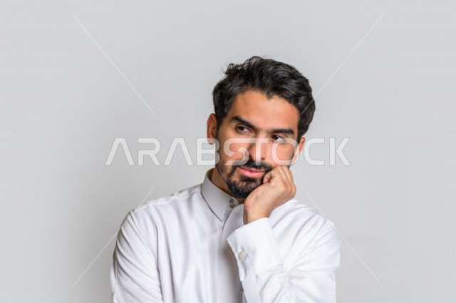 Portrait of a Saudi Arabian Gulf man in traditional dress, making ...
