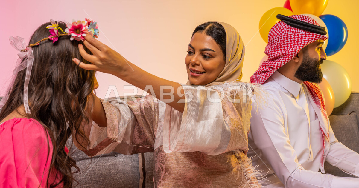 بورتريه لام عربيه سعوديه خليجيه تقوم بمساعدة ابنتها على التجمل والتهيؤ ...