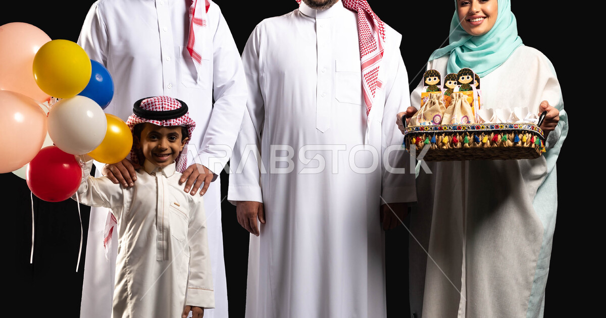 Portrait of a Saudi Arabian Gulf family dressed in Saudi traditional ...