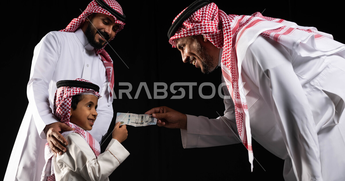 Portrait of a Saudi Arabian Gulf family dressed in Saudi traditional ...
