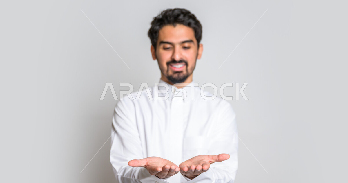Portrait of a Saudi Arabian Gulf man in traditional dress, different ...