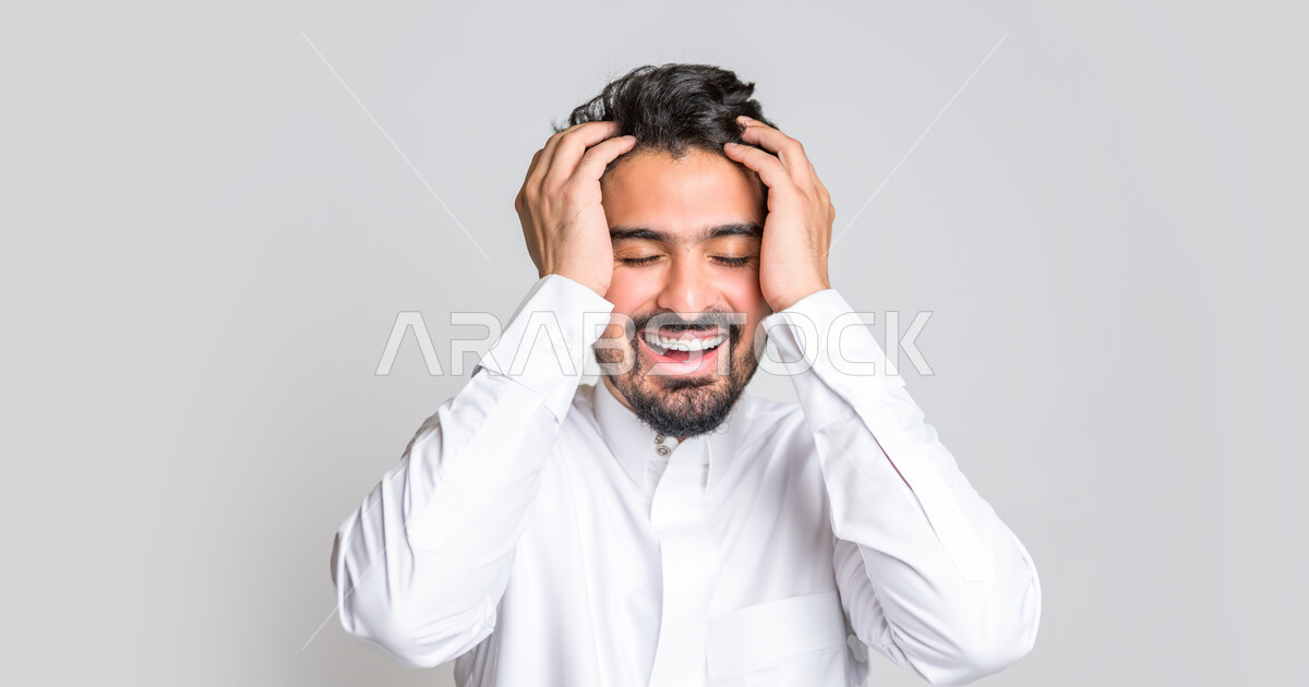 Portrait of a Saudi Arabian Gulf man in traditional dress, making ...