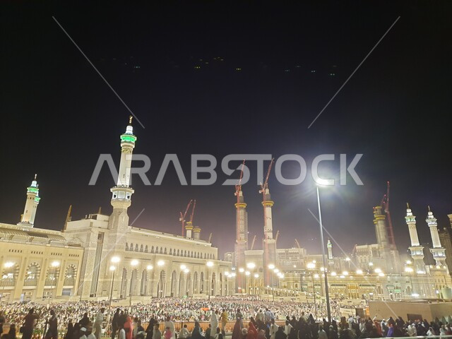 Pilgrims and Umrah performers at the Grand Mosque in Makkah Al ...