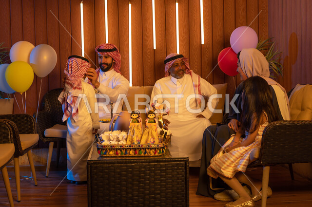 Happy Eid decorations and decorations, helping children dress, beautify ...