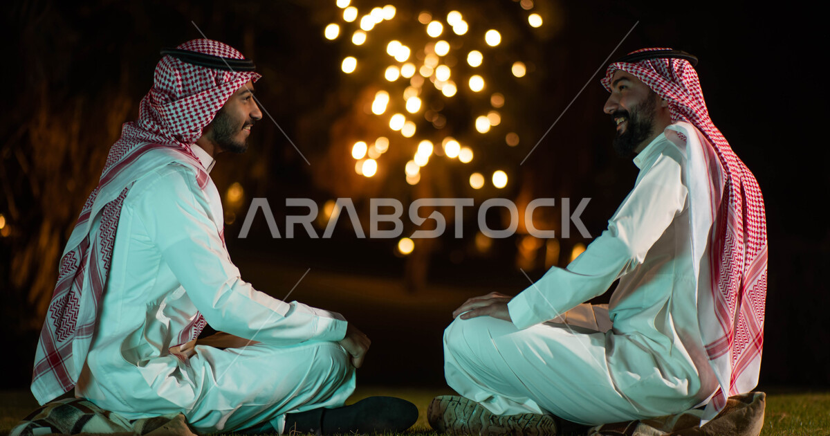 ايماءات تدل على الفرح والسعادة ، رجلان عربيان خليجيان سعوديان في جلسة