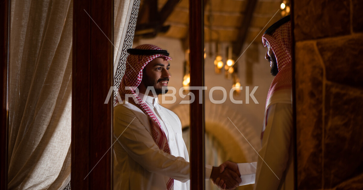 الإتفاق على صفقة عمل جديدة ، رجلان سعوديان عربيان خليجيان يتصافحان