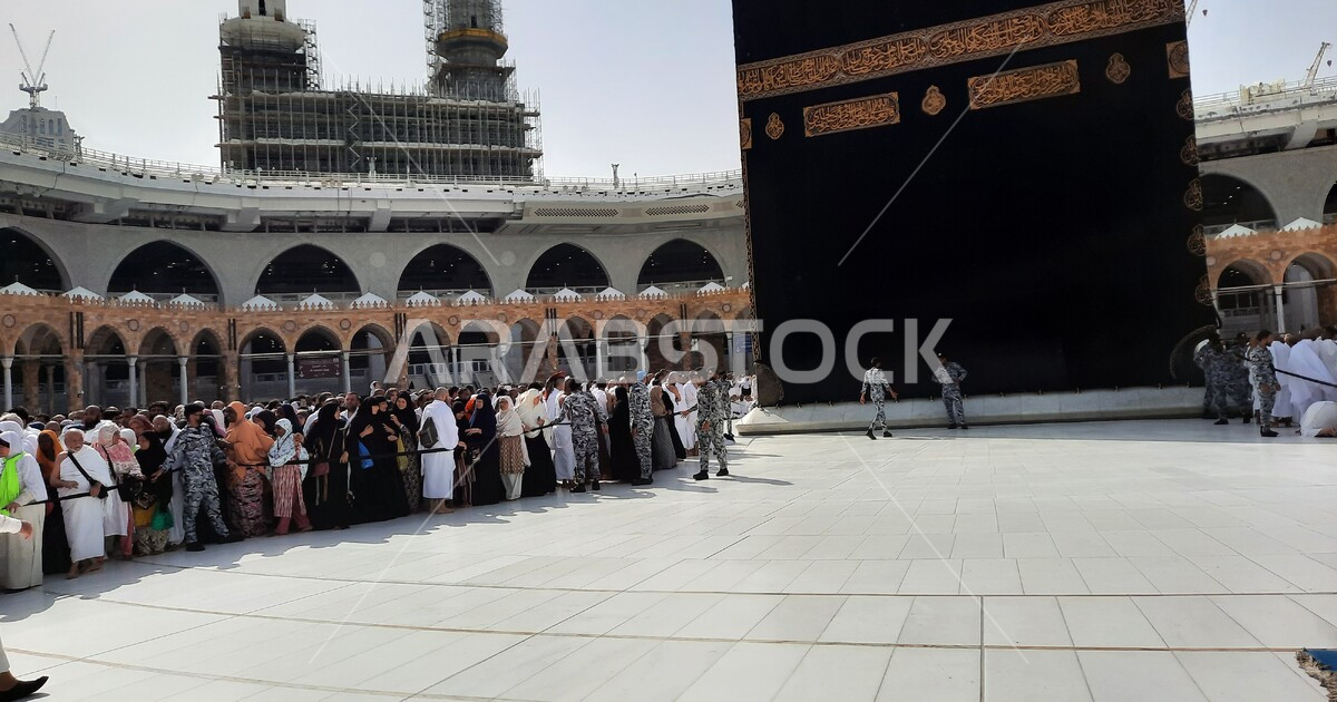 Cleaners cleaning the Great Mosque of Mecca, pilgrims of the Sacred ...
