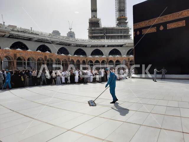 Cleaners cleaning the Great Mosque of Mecca, pilgrims of the Sacred ...